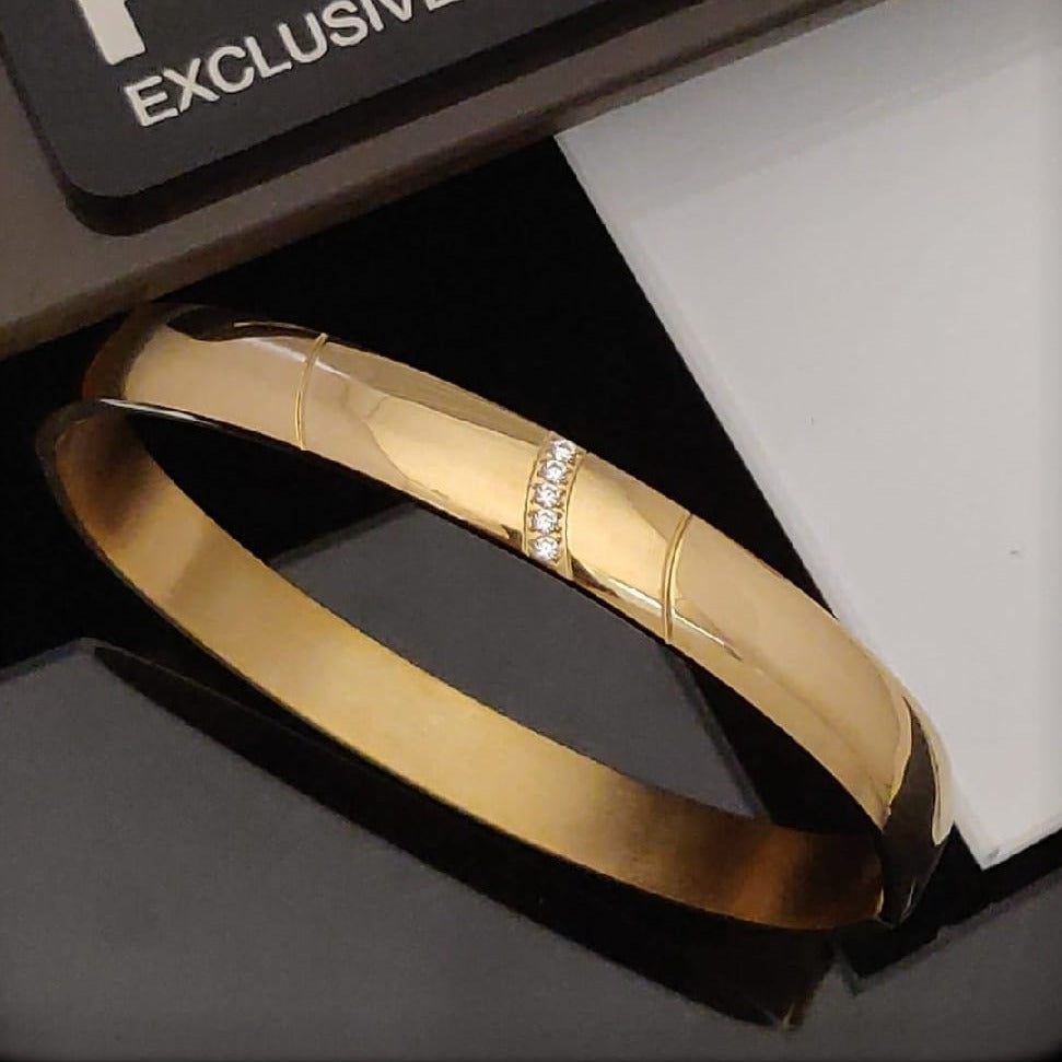 Define Your Edge with the Arlan Gold Premium Bracelet