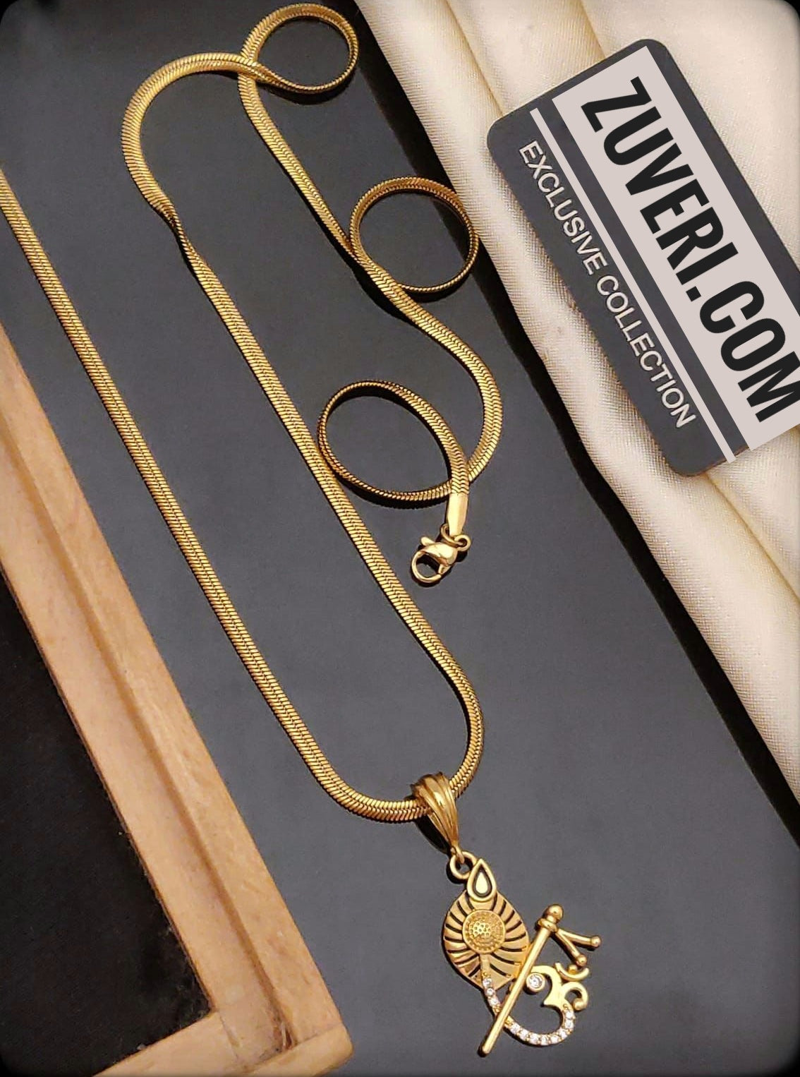 Shop Om Murli Gold Pendant & Chain – Add to Cart | Zuveri