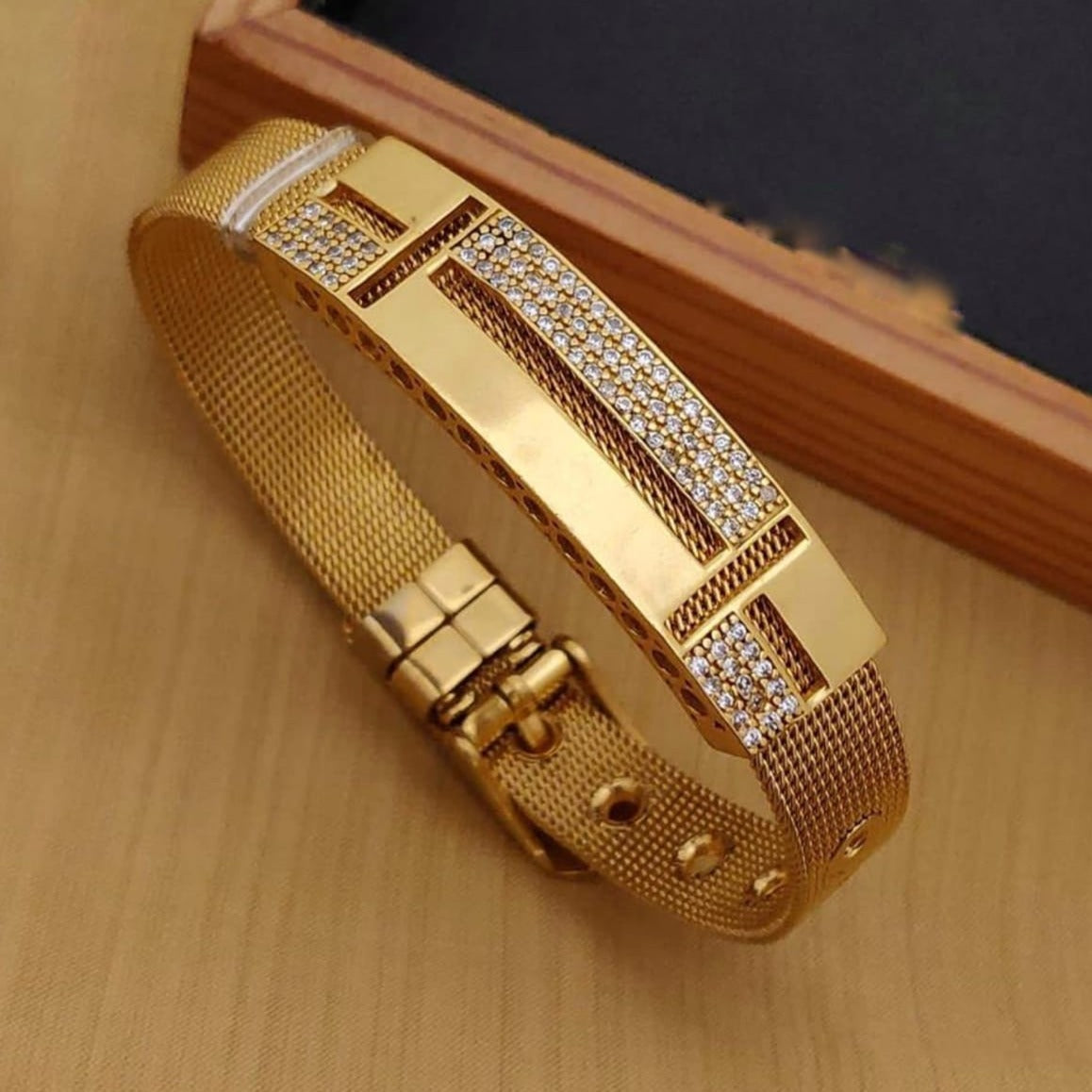 Get Sheldon Gold Loose Bracelet – Limited Stock, Buy Now